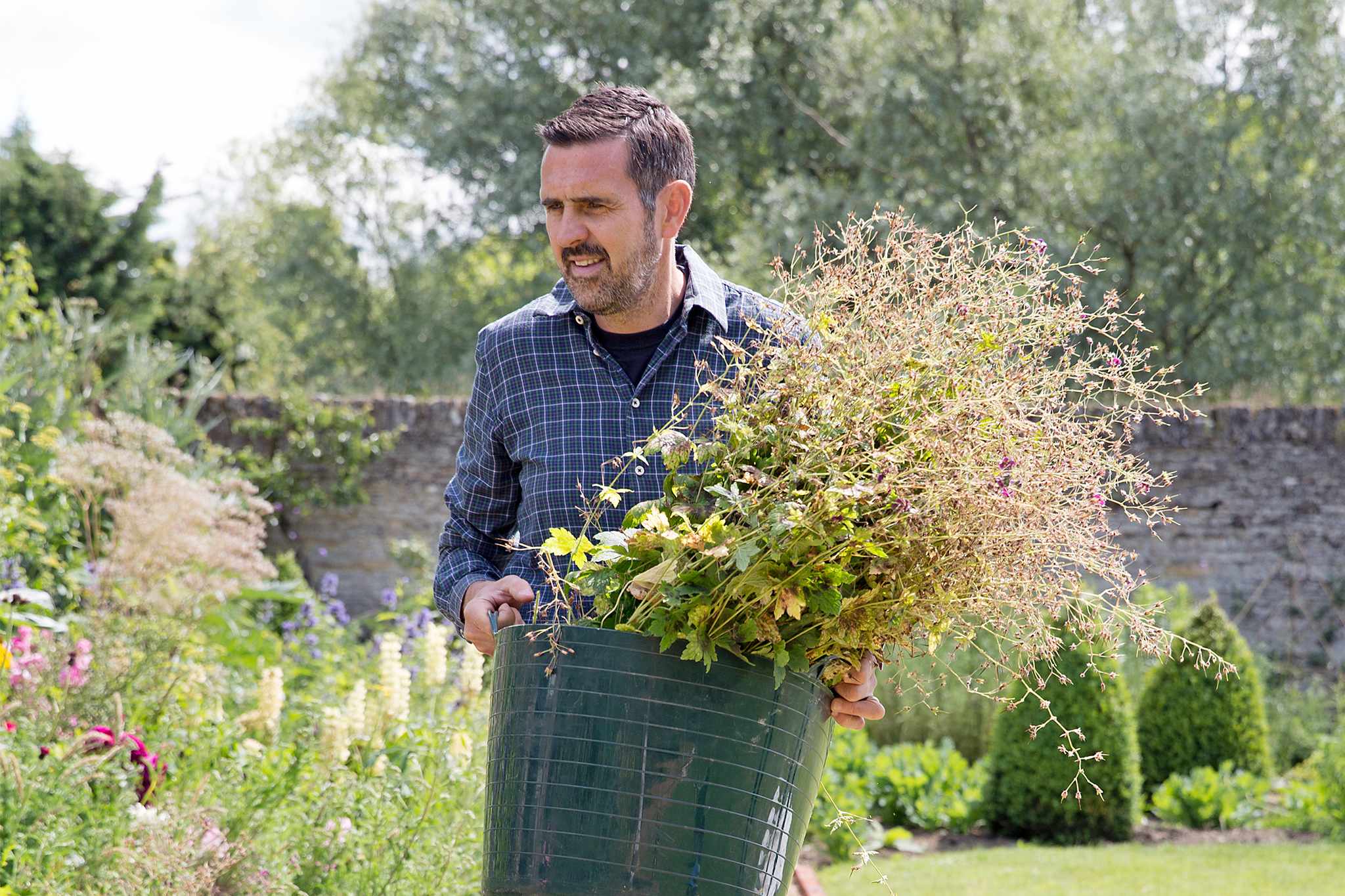 Pruning in June with Adam Frost – Learnorganicgardening.com